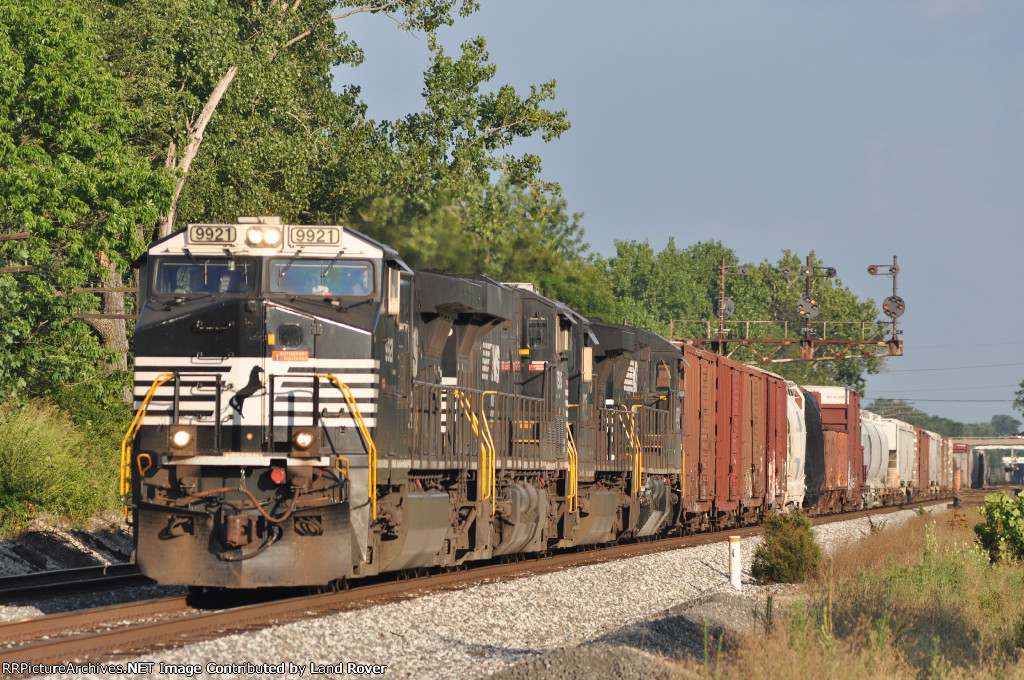 NS 9921 On Z 105 Northbound
